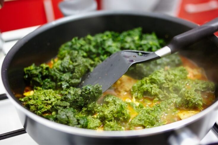 What Does Spinach Taste Like? Raw And Cooked - Foodiosity