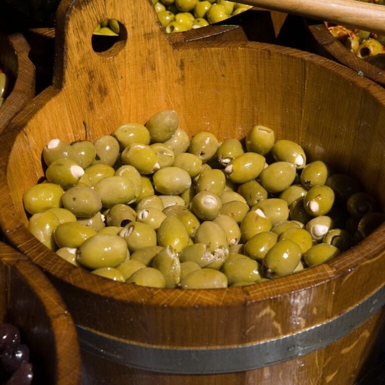 What Goes With Olives ? 10 Ideas For Your Next Entrees - Foodiosity