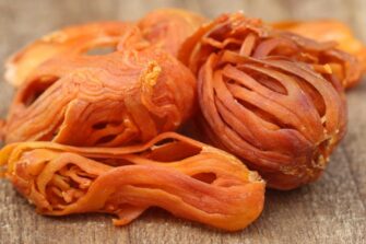 Nutmeg VS Mace - 3 Differences & How They're Used - Foodiosity