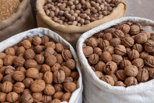 Why Are Walnuts Bitter ? Here's How To Remove The Bitterness - Foodiosity