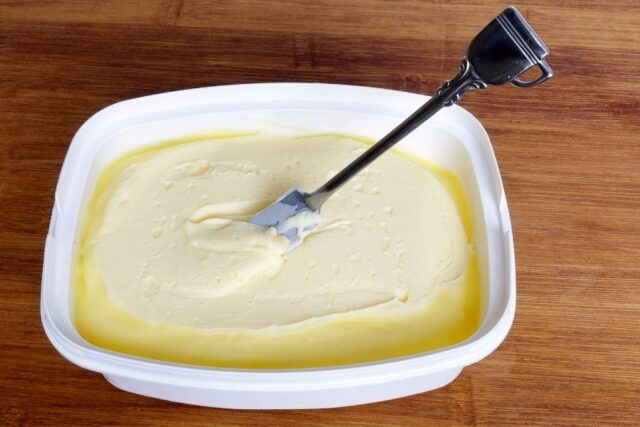 What Is Spreadable Butter? When And How To Use It - Foodiosity