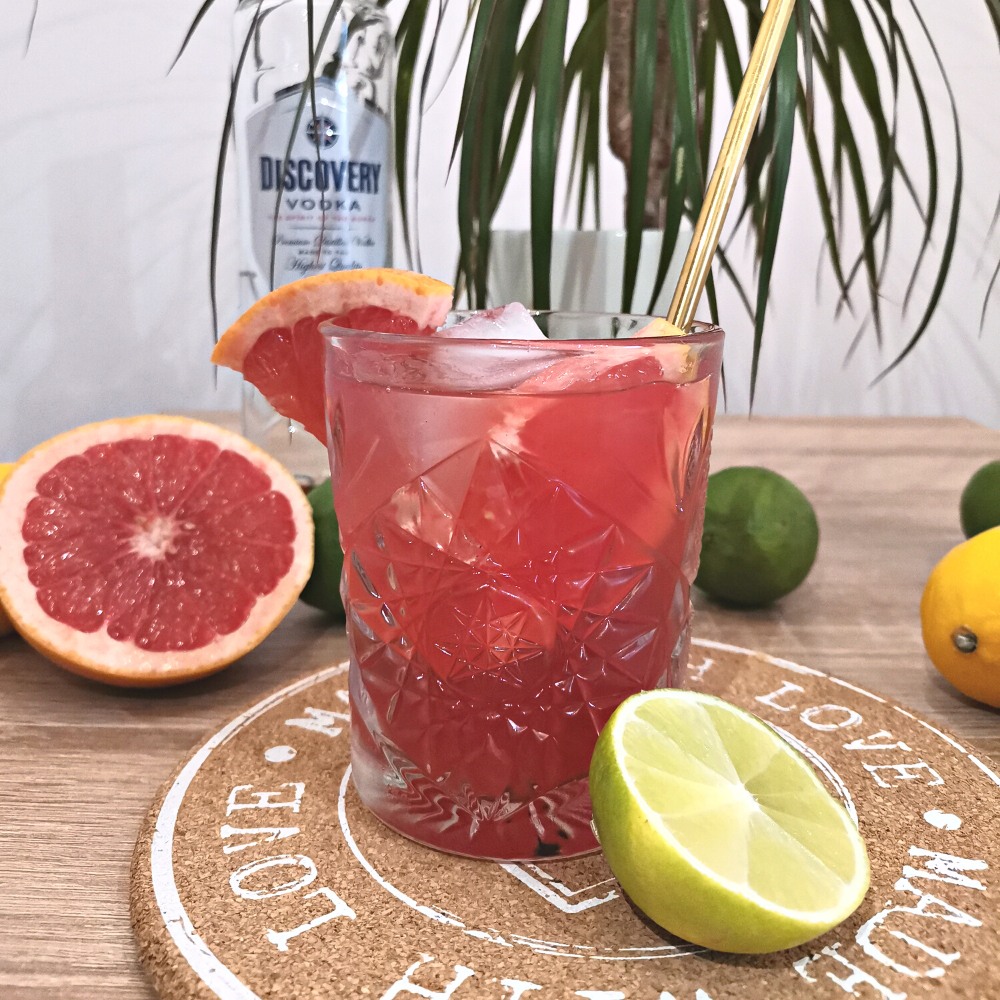 17 Best Red Cocktails To Try Today (Easy & Fruity) - Foodiosity