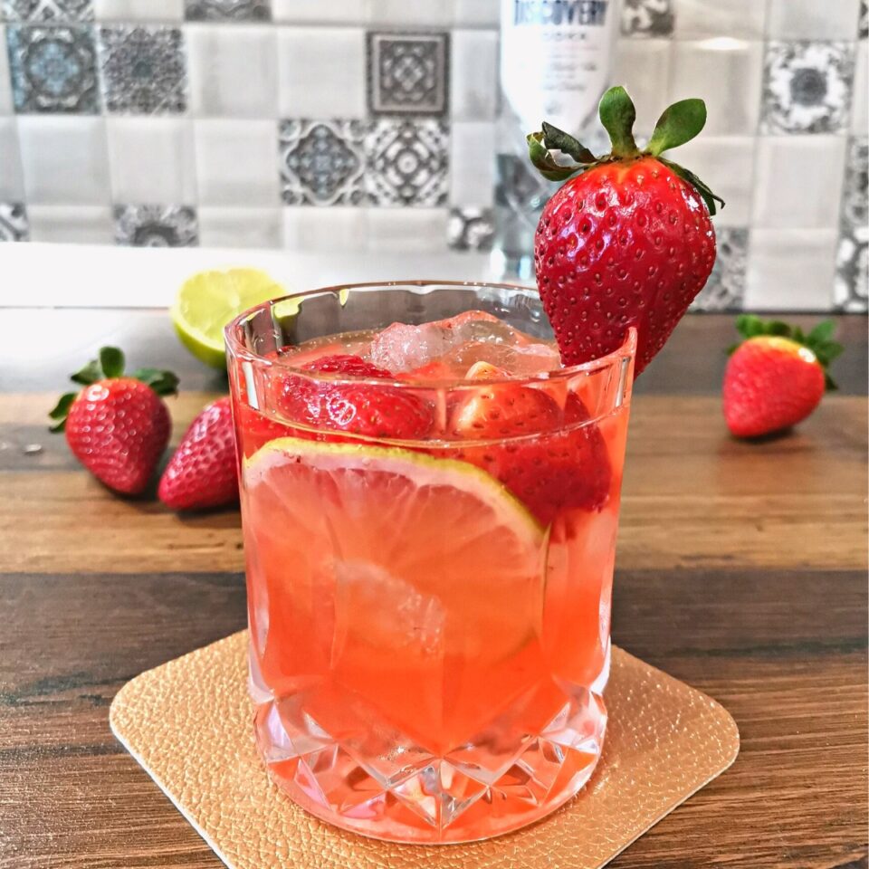 Strawberry Gin Smash Cocktail Recipe - Foodiosity