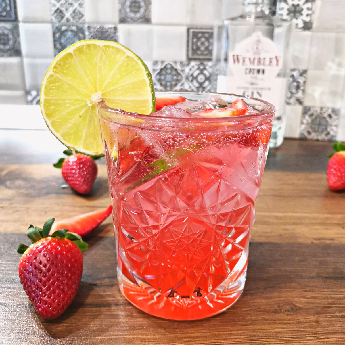 Strawberry Gin Smash Cocktail Recipe - Foodiosity