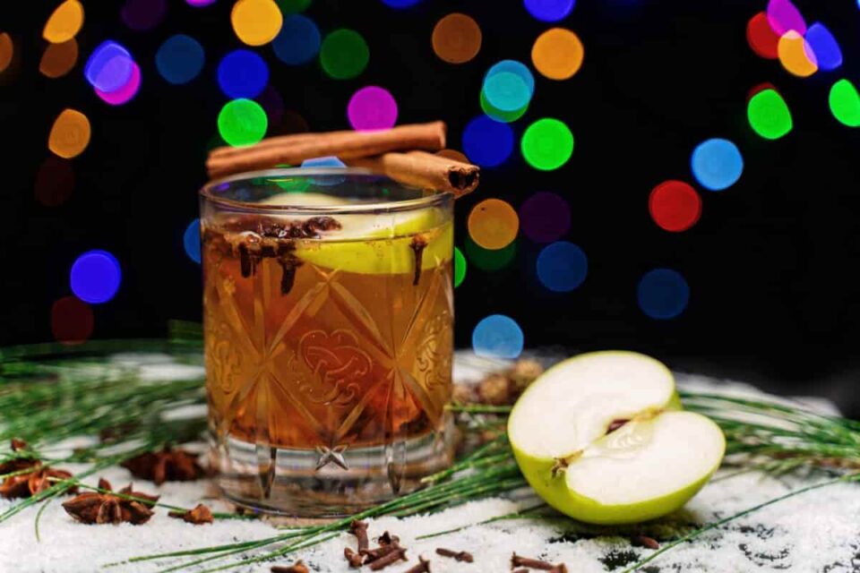 15 Easy Fall Drinks With Alcohol for Every Gathering - Foodiosity