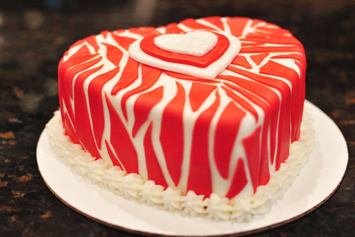 12 Valentines Cake Ideas That Are Romantic and Easy to Bake - Foodiosity