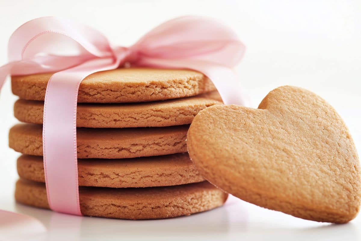 15 Valentine's Day Cookies That Are Cute and Easy to Bake - Foodiosity