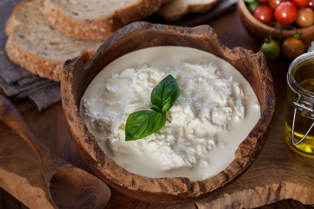 Stracciatella Explained: Taste, Types, and Uses - Foodiosity